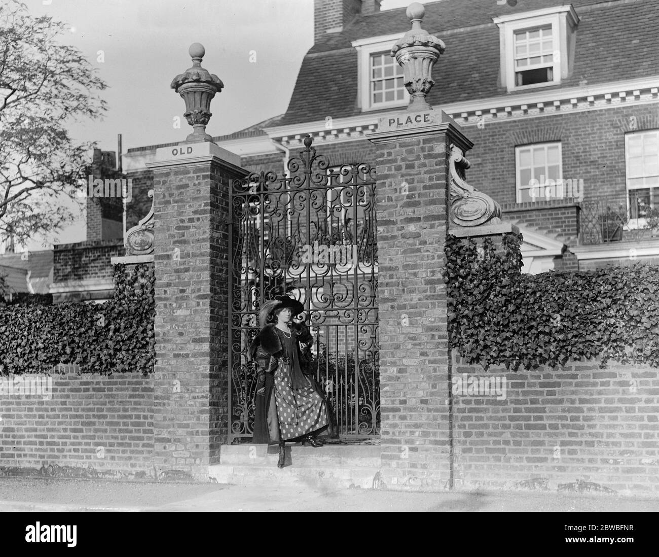 Miss Winifred Graham ( Mrs Theodore Cory ) at the residence ' Old Place ...