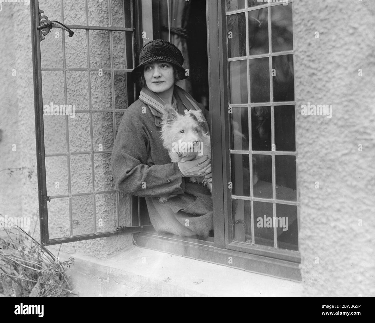 Mrs Ian Bullough ( Miss lily Elsie ) at her new home , Drury lane farm ...