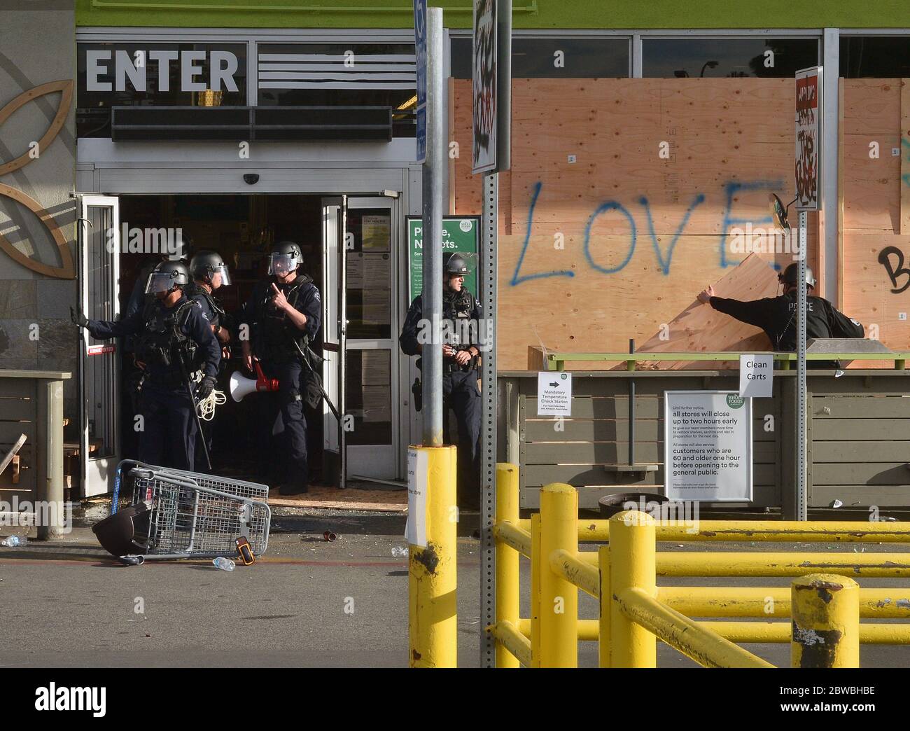 Minneapolis police officers secure hi-res stock photography and images ...