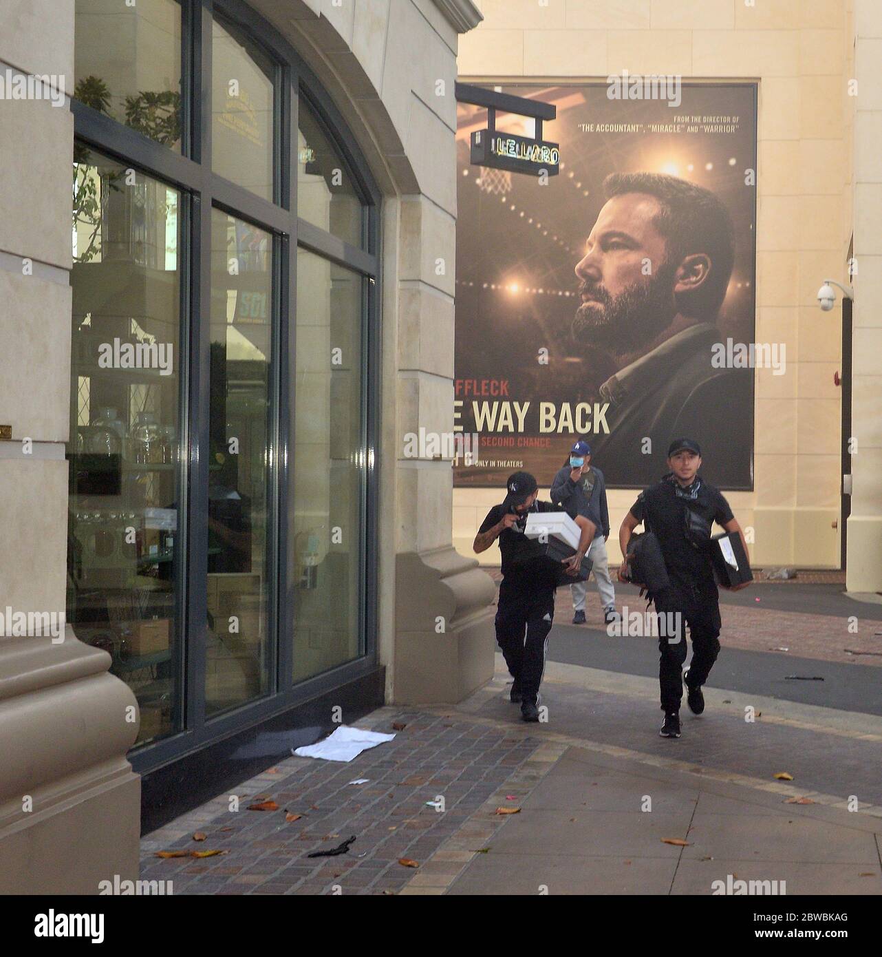 Looters flee as police officers rush in to secure Nordstrom at The ...