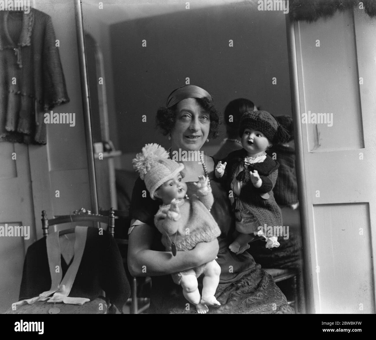 The sign of the Orange Tree , society Lady as fashion expert . Mrs ...