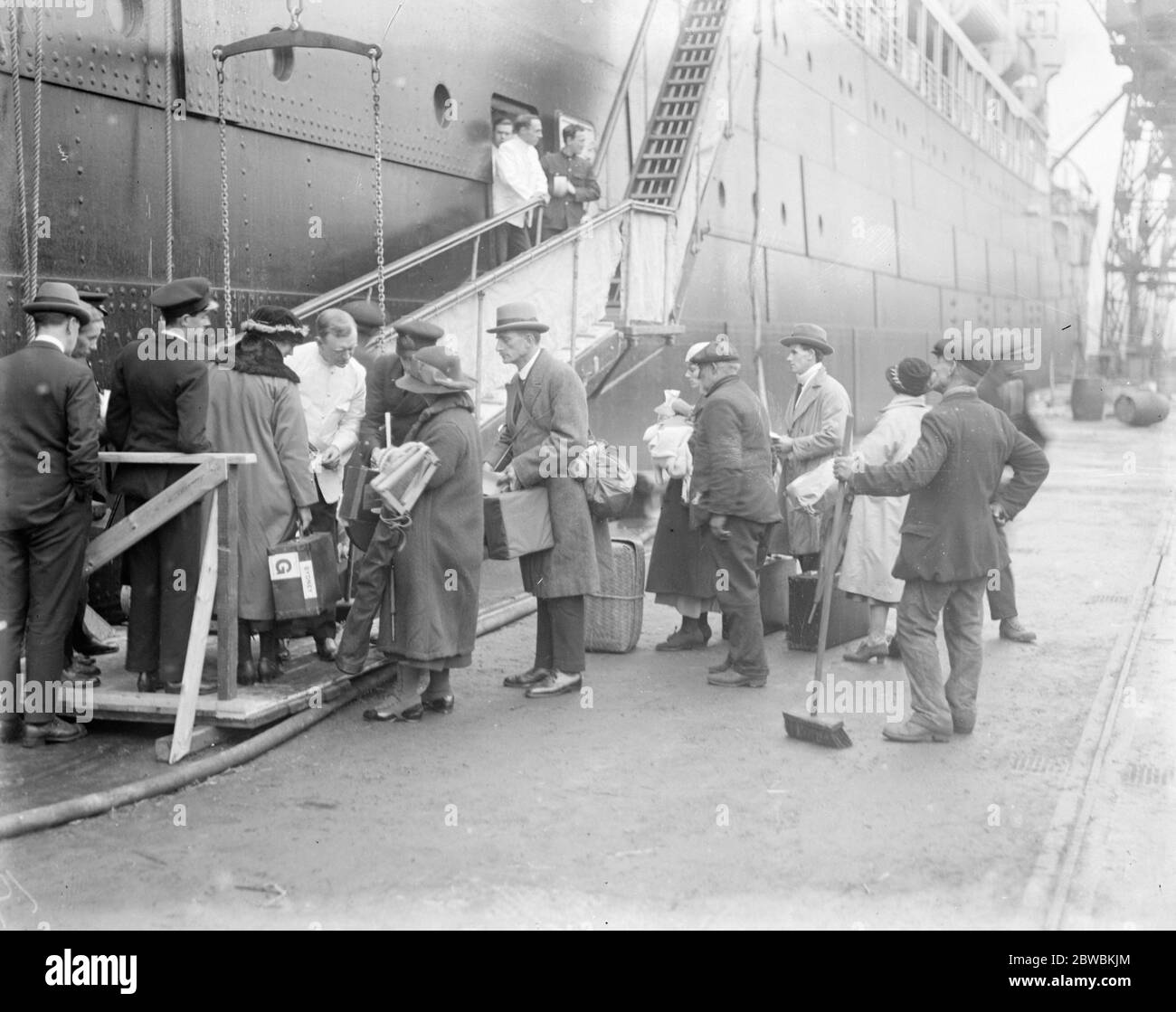 Emigrant ship hi-res stock photography and images - Alamy