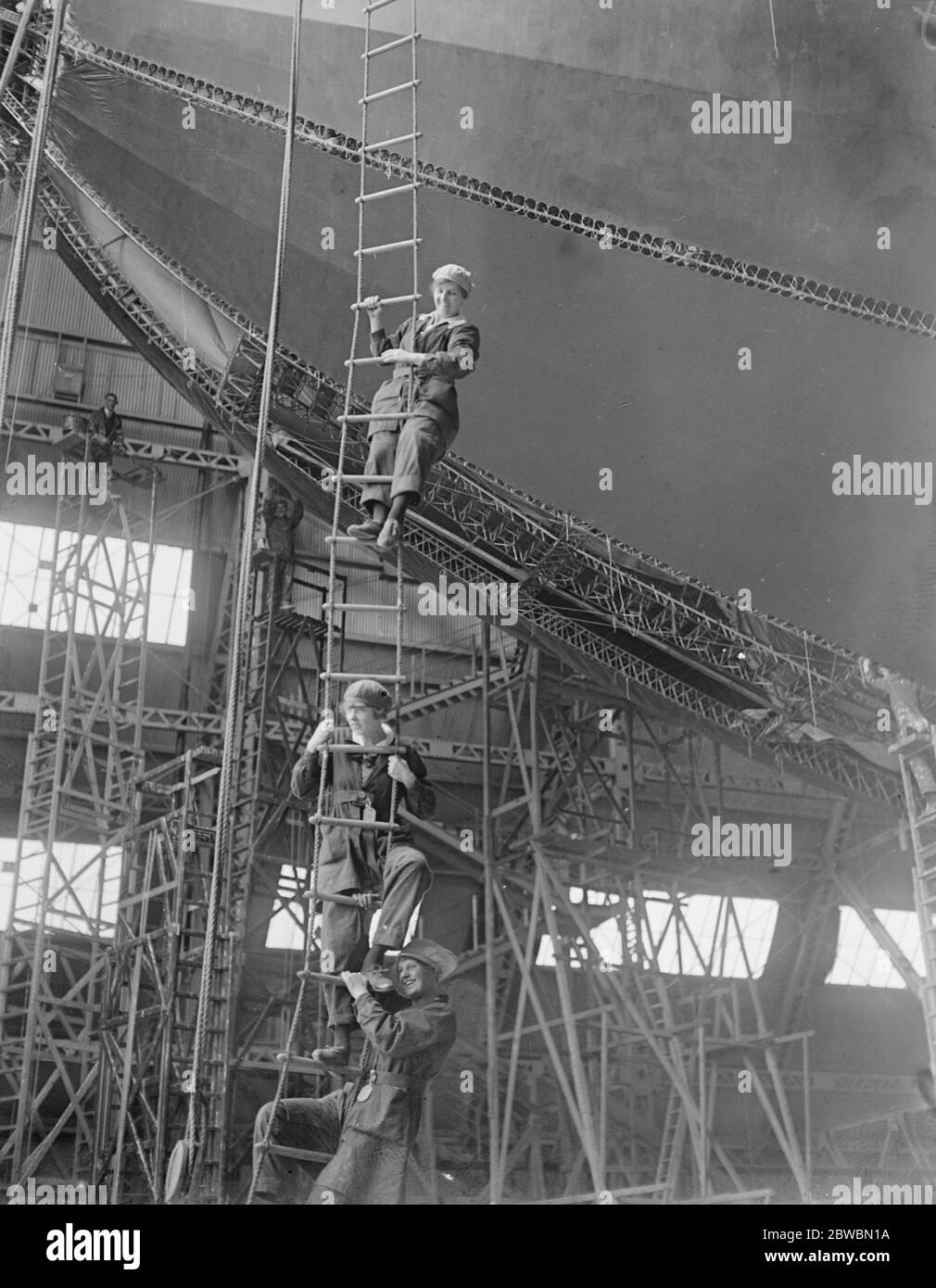 Worlds largest airship for the United States Girl workers on the ...