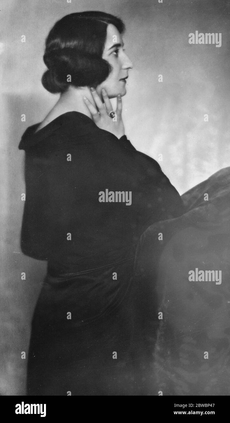 Lady in waiting queen hi-res stock photography and images - Alamy