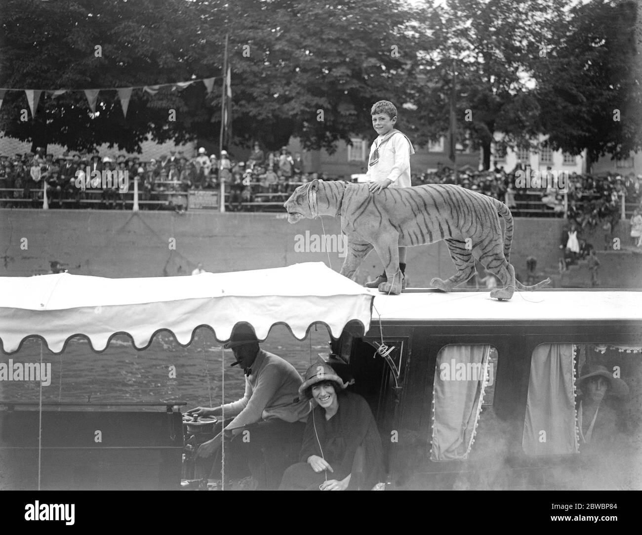 Twickenham Boys and Girls Regatta Young Leslie Barry , son of Ernest ...