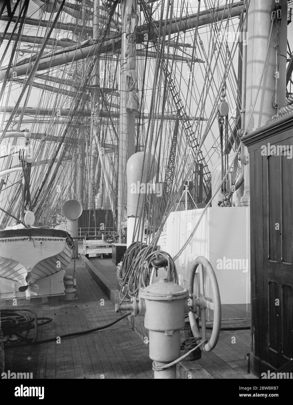 The Kobenhavn , the world ' s largest sailing ship , in the Thames A ...