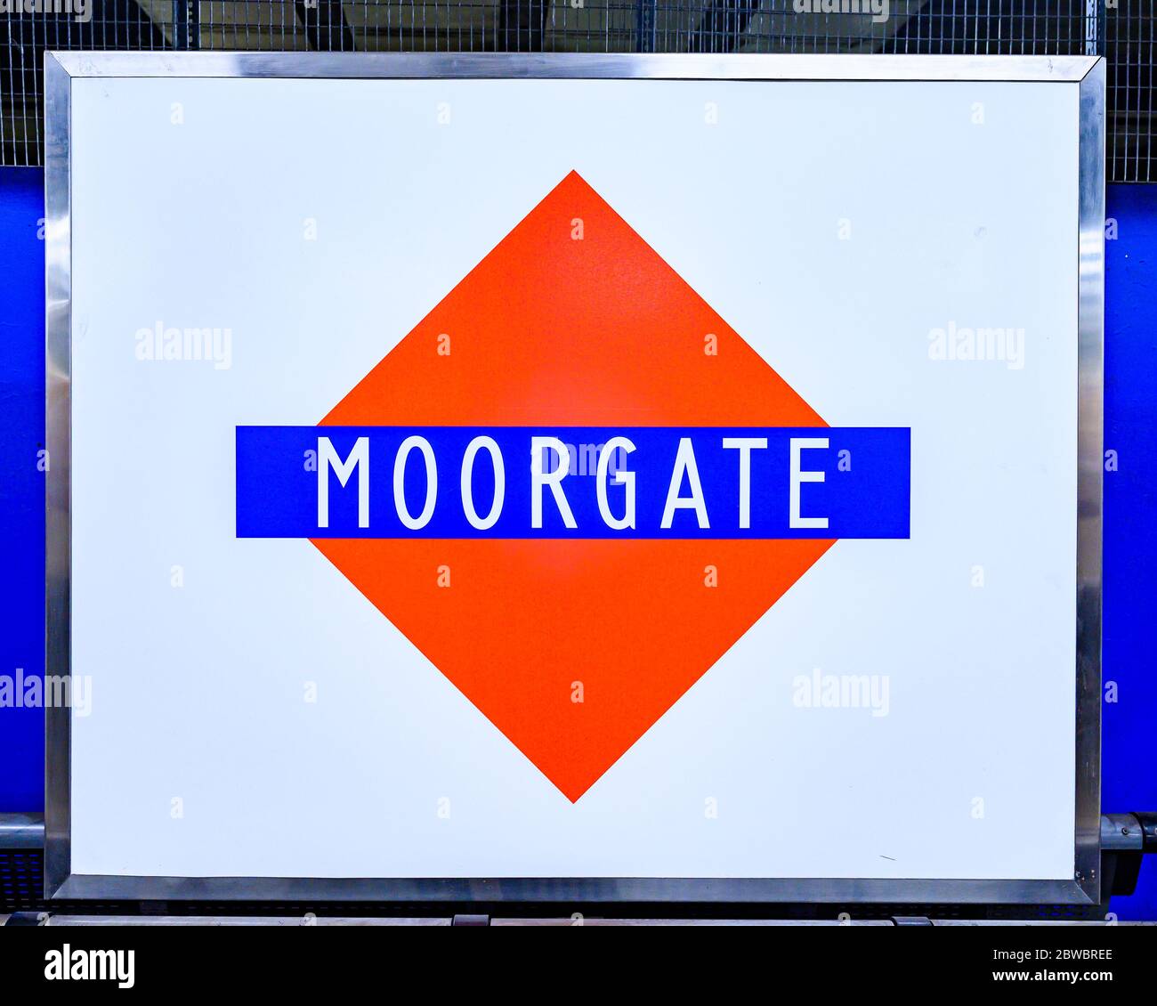 Moorgate underground tube sign hi-res stock photography and images - Alamy