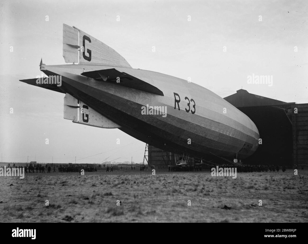 First flight of a British airship for over three years . R33 leaves ...