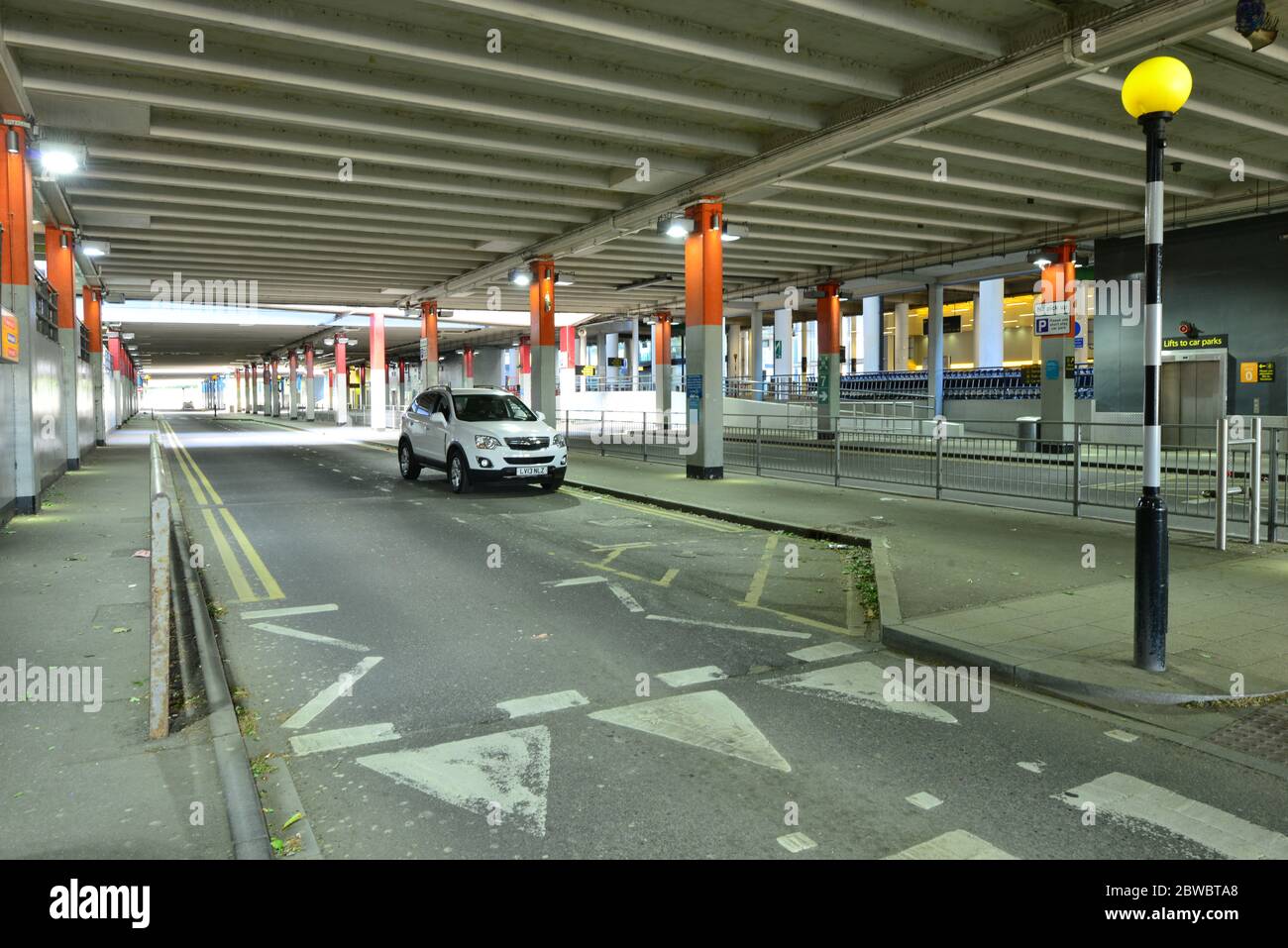 North and south terminal lgw hi-res stock photography and images - Alamy