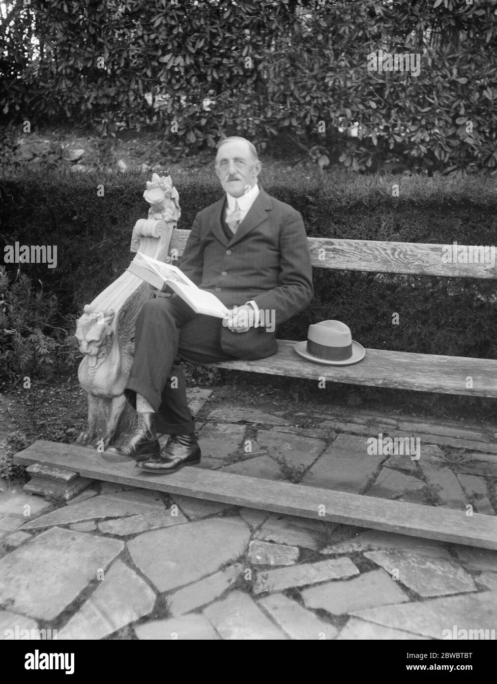 Villa grounds hi-res stock photography and images - Alamy