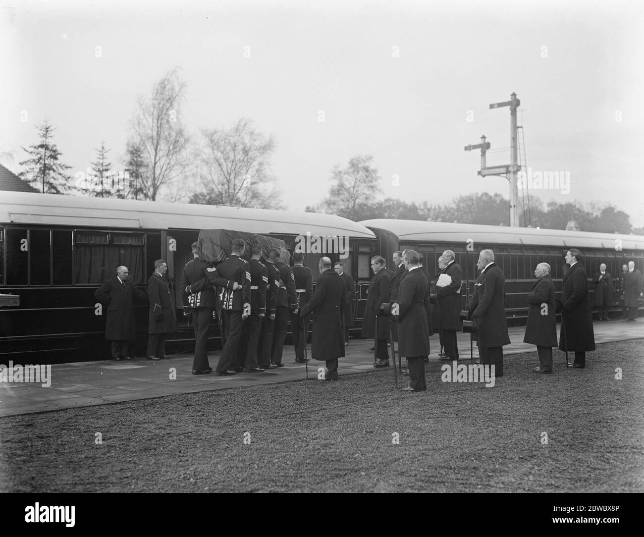 Queen Alexandra ' s funeral at Sandringham . The coffin being put on to ...