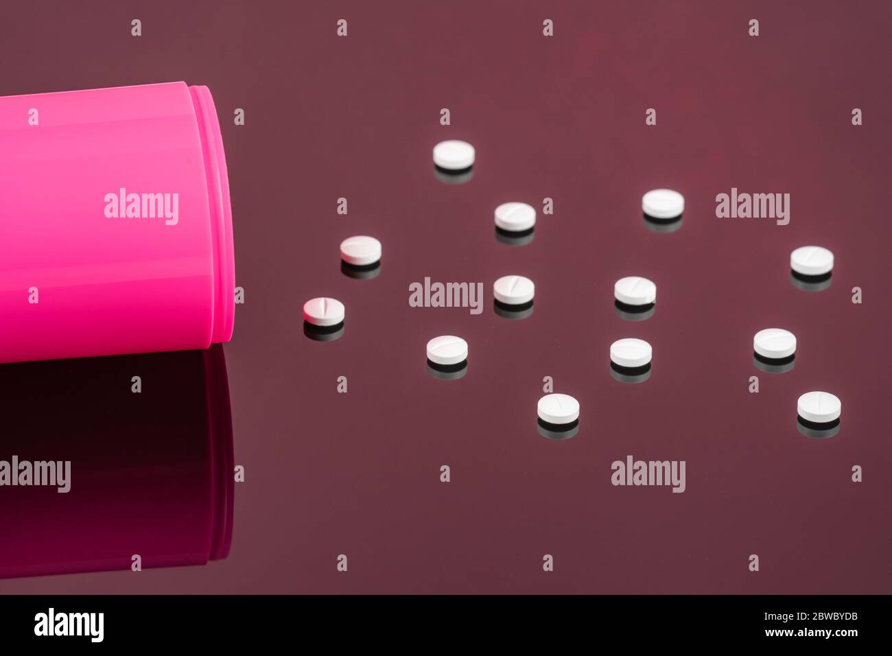 White tablets spill from medicine hi-res stock photography and images ...