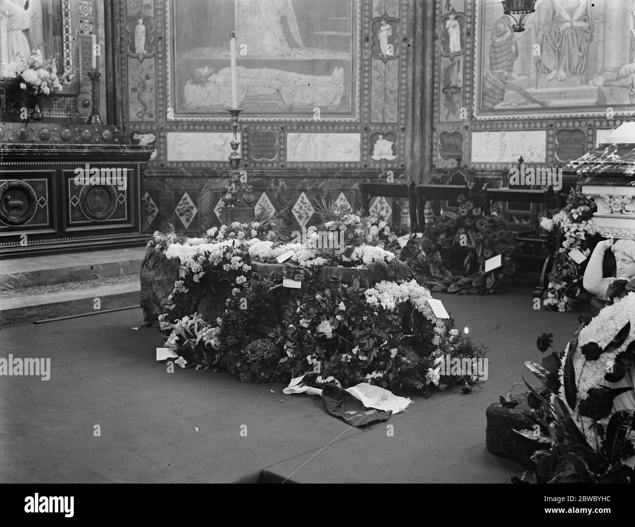 Queen Alexandra ' s burial at Windsor . The coffin resting in front of ...
