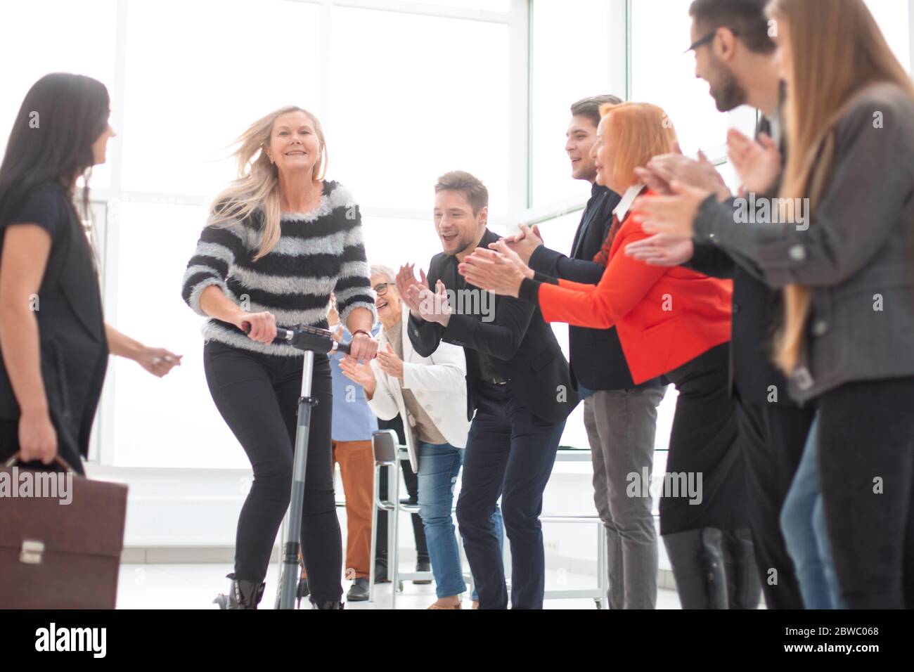 Business people take a break in the mordern office Stock Photo - Alamy