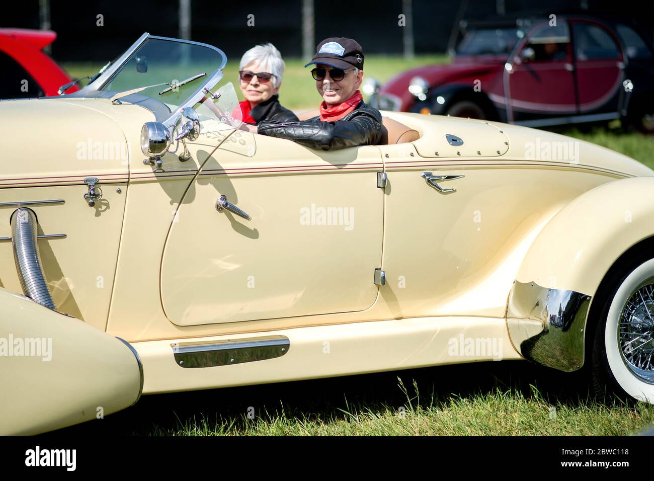 Hude, Germany. 31st May, 2020. Christian and Angelika are sitting in an ...
