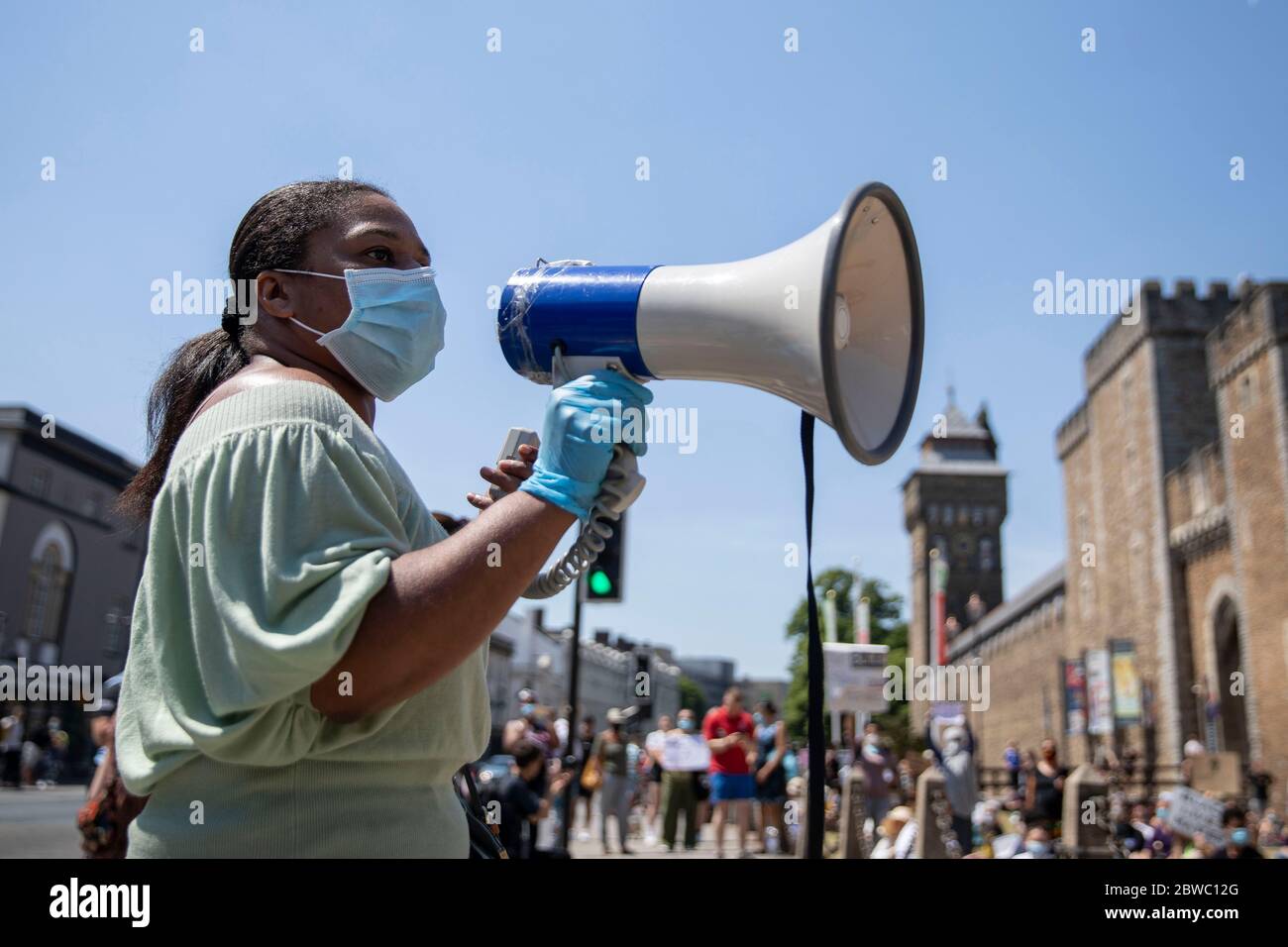 Black speaker addresses crowd hi-res stock photography and images - Alamy