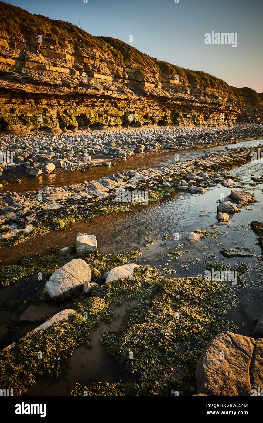 Limestone shale strata hi-res stock photography and images - Alamy