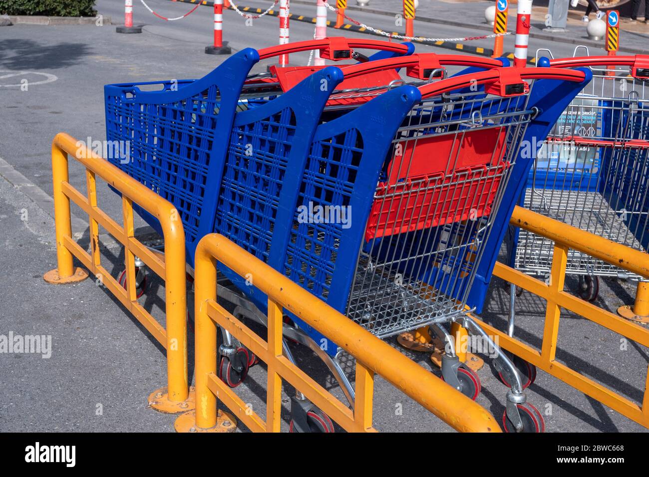 Empty department store aisle hi-res stock photography and images - Alamy