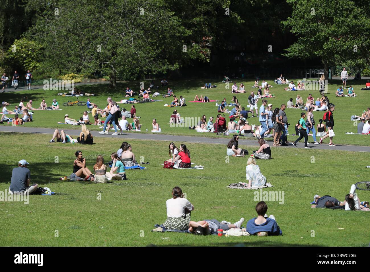 People enjoying warm weather botanic gardens hi-res stock photography ...