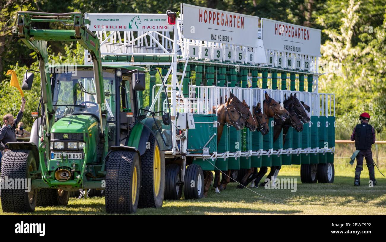 Horses race boxes hi-res stock photography and images - Alamy