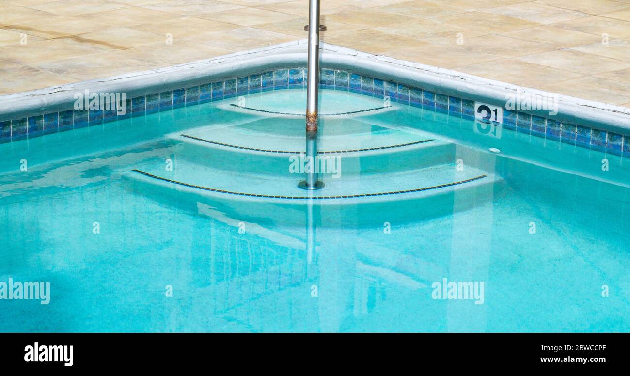 Curved swimming pool hi-res stock photography and images - Alamy