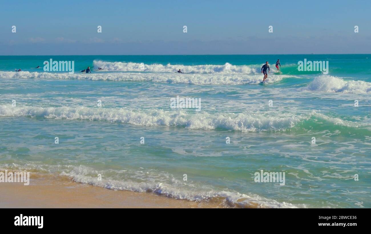 How to surf small waves hi-res stock photography and images - Alamy