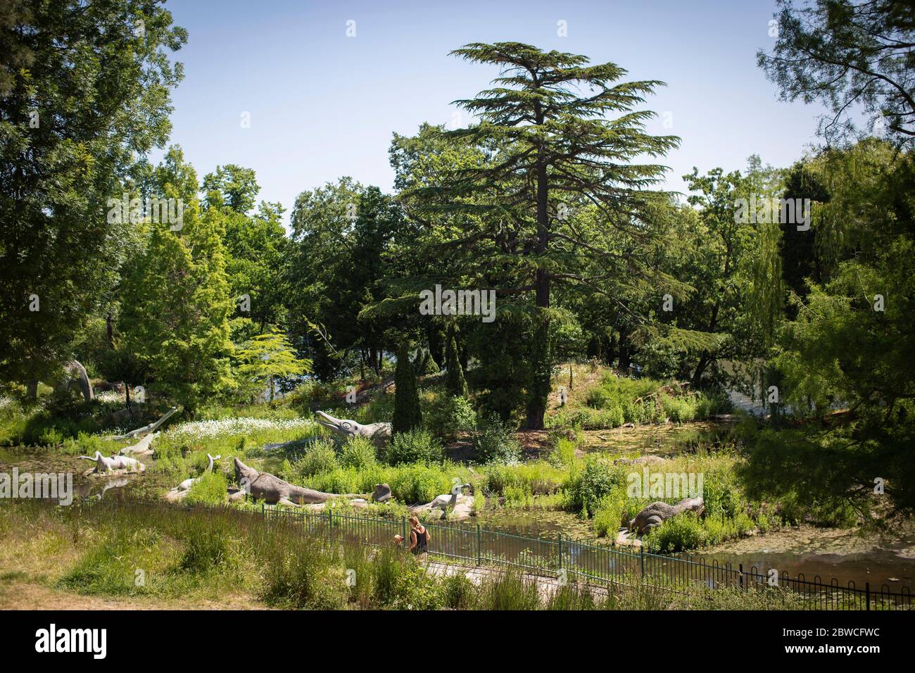 Dinosaurs in crystal palace park hi-res stock photography and images ...