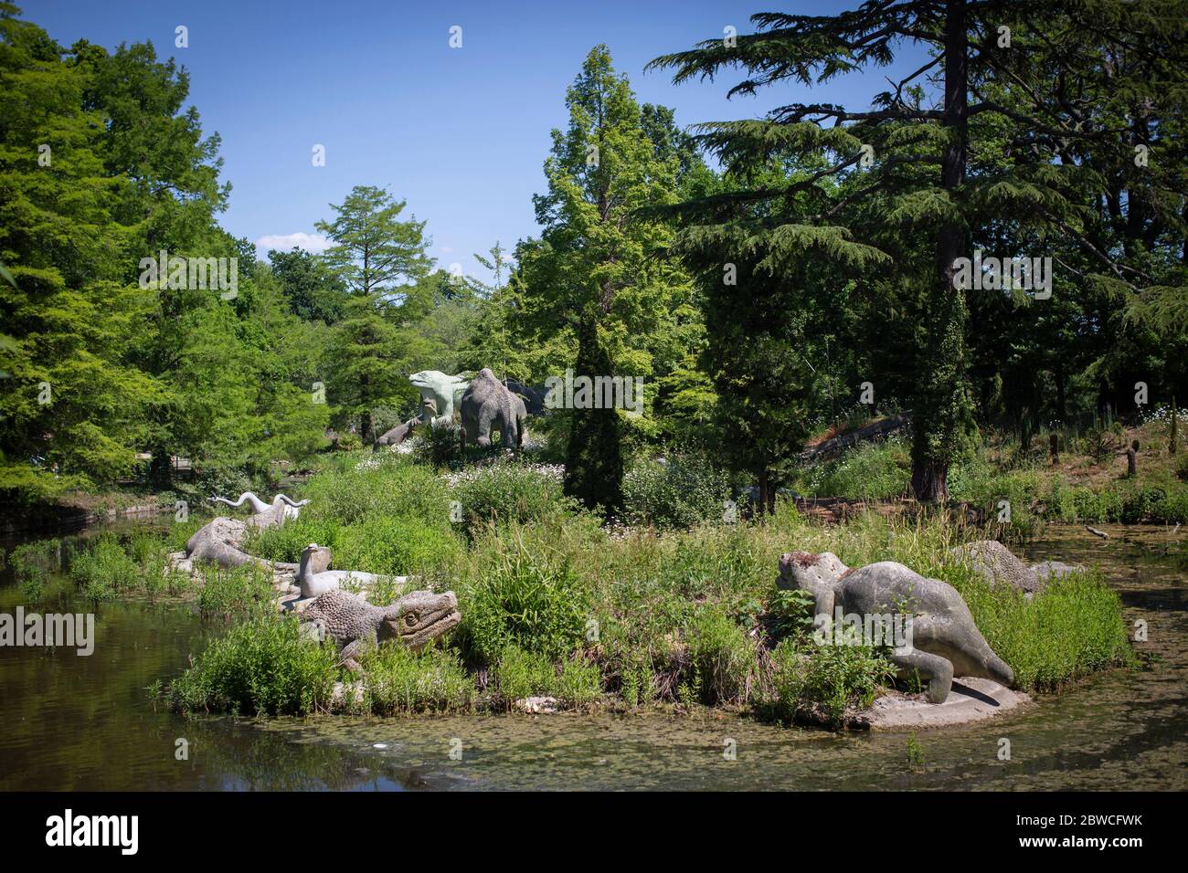 Crystal palace dinosaurs hi-res stock photography and images - Alamy