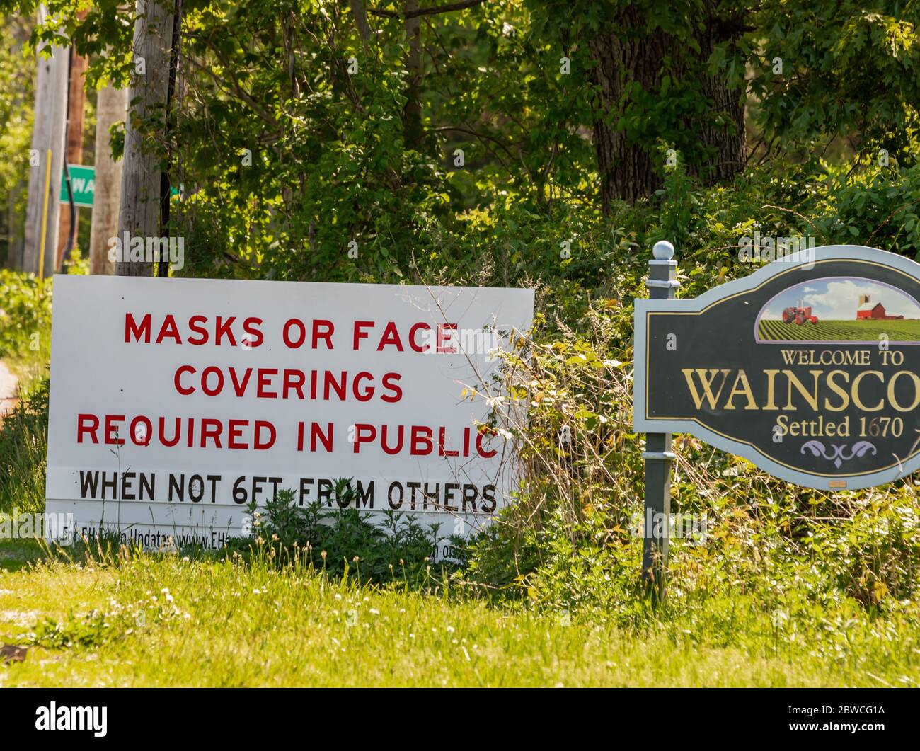 Welcome sign to Wainscott, NY and notice of required masks or face ...