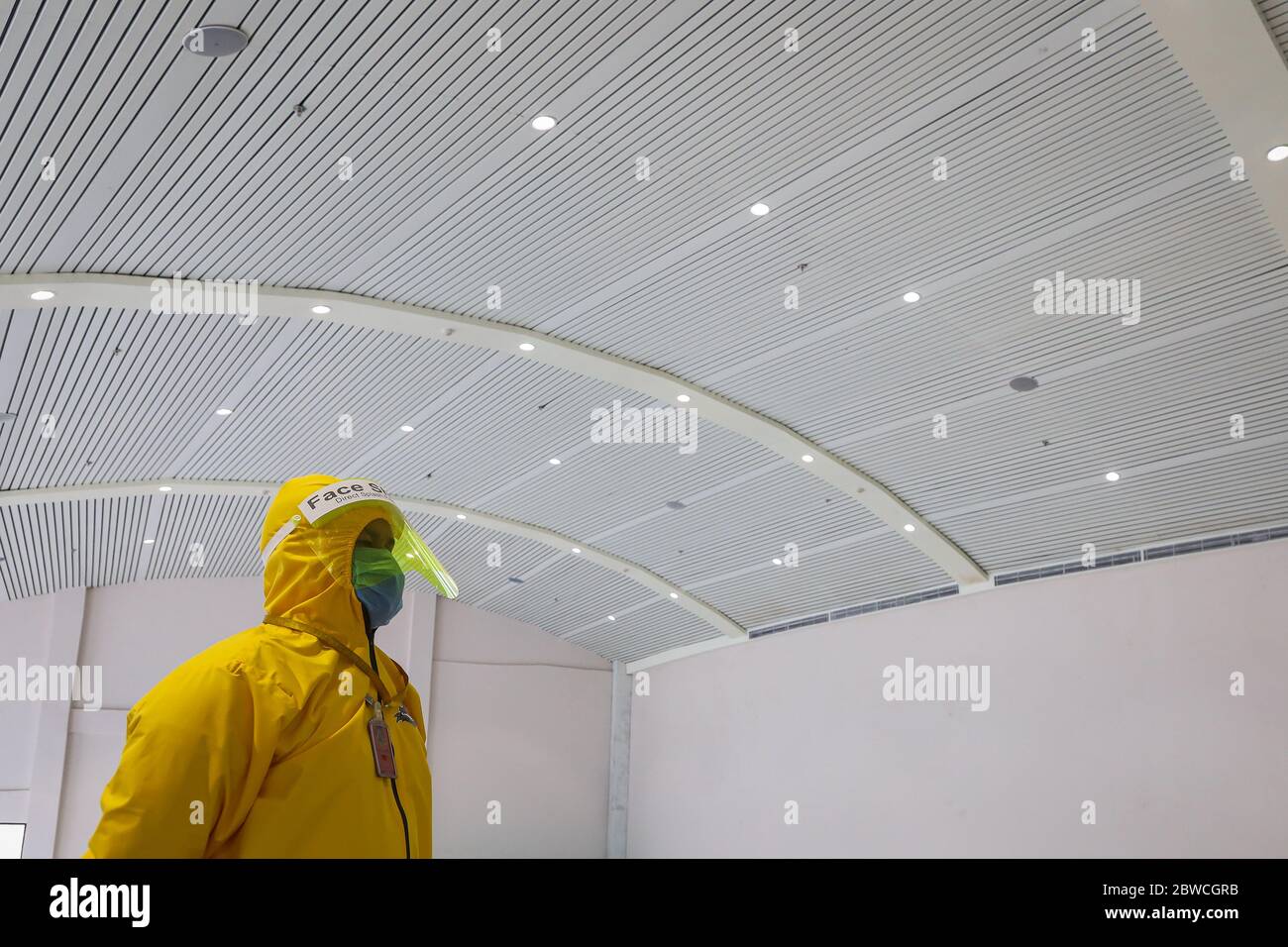 Security guard wearing ppe hi-res stock photography and images - Alamy