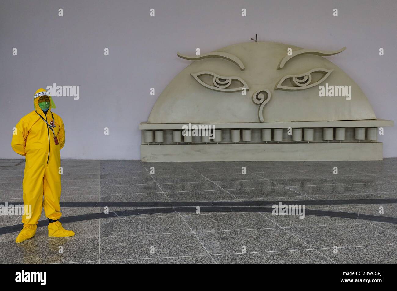 Security guard wearing ppe hi-res stock photography and images - Alamy