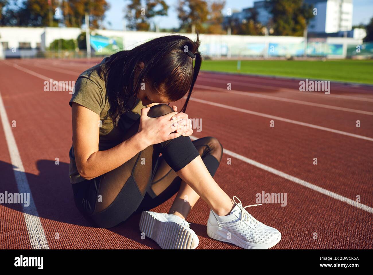Knee injury in training.Girl injured his leg during exercise Stock ...