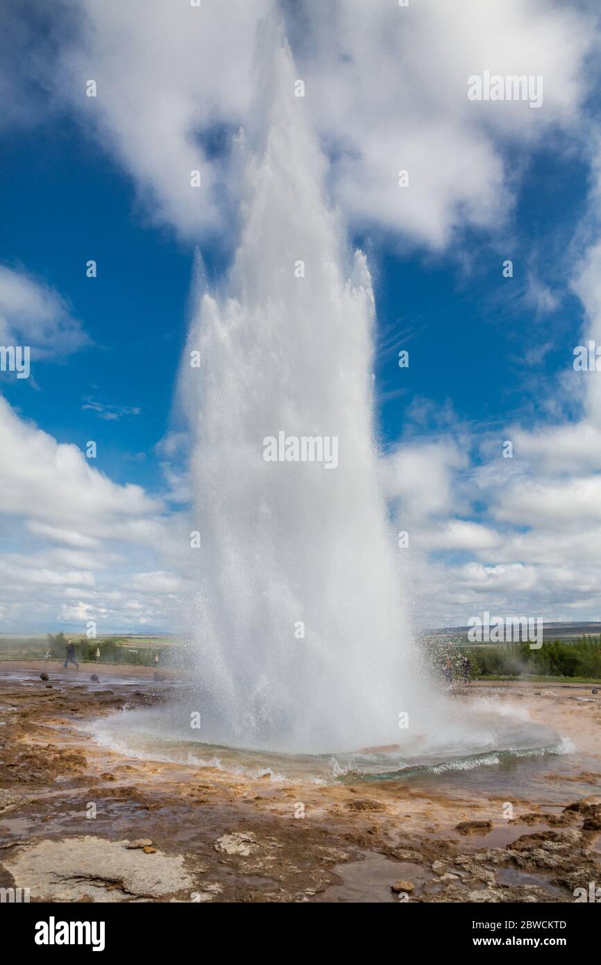 Exploding photos hi-res stock photography and images - Alamy