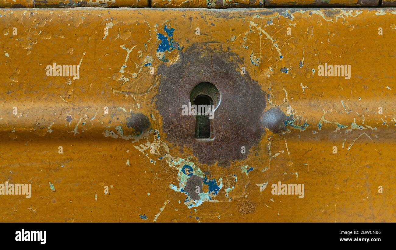 Old fashioned key keyhole hi-res stock photography and images - Alamy