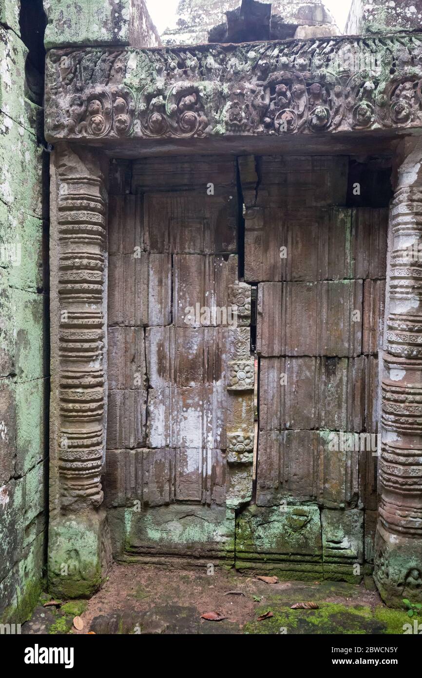Door at the temple ruins at Angkor Wat, Siem Reap, Cambodia Stock Photo ...