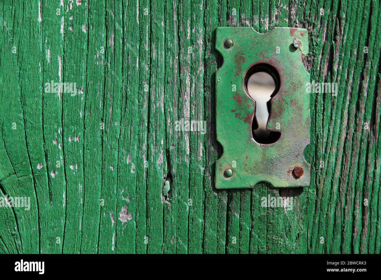 Old Keyhole in green wooden door Stock Photo - Alamy