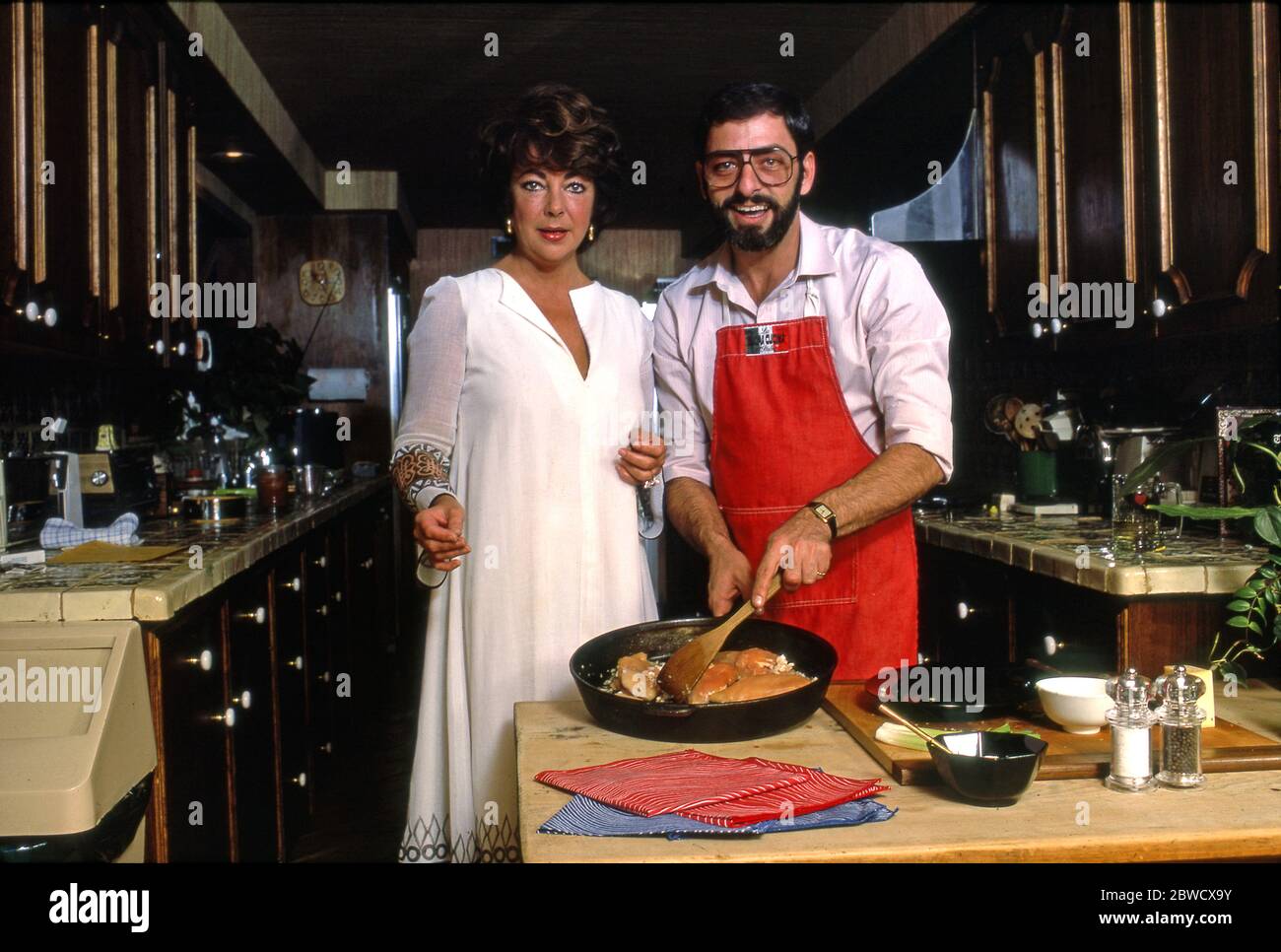 Elizabeth Taylor gets a cooking lesson from chef Nick Grippo in her ...