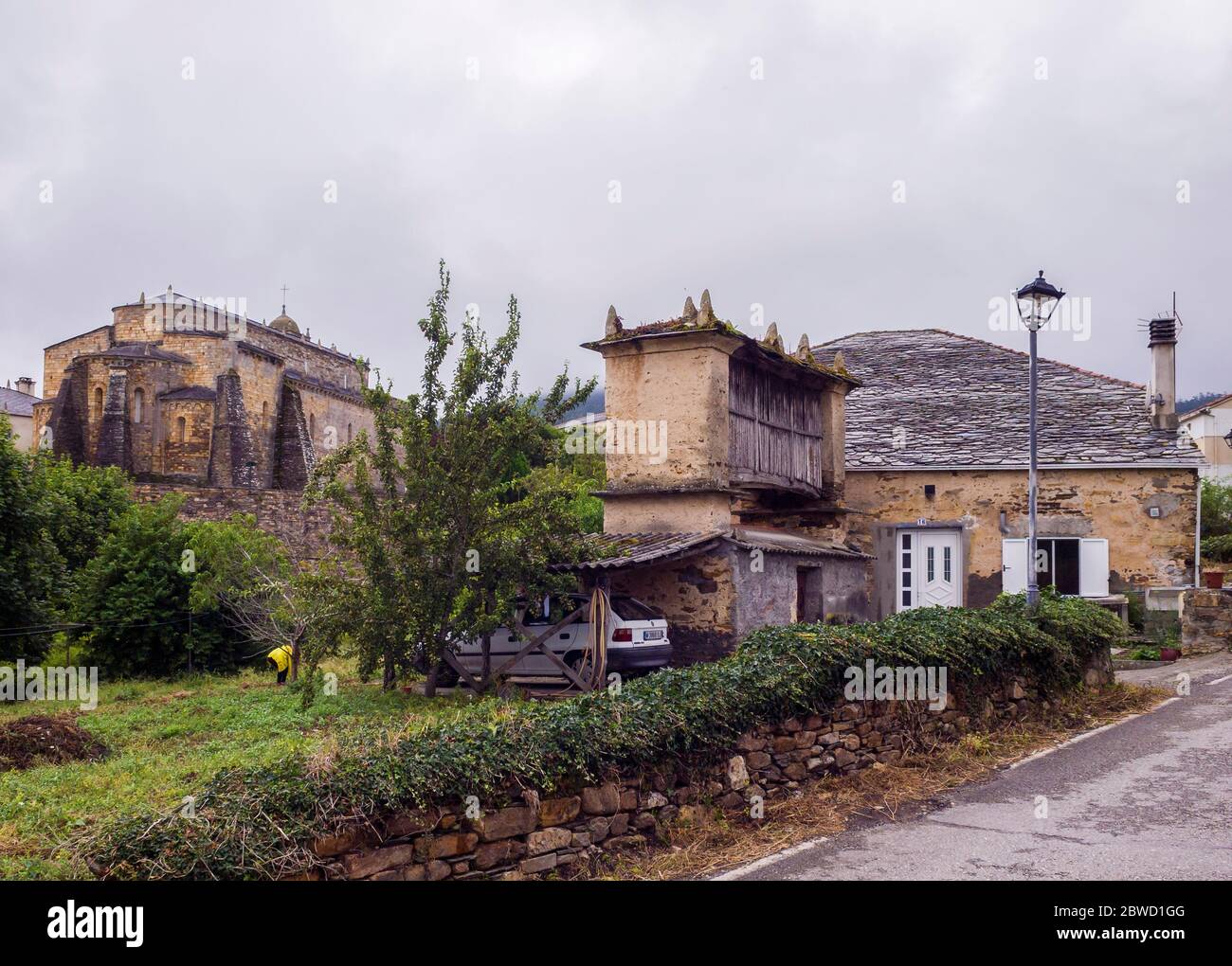 Casa con cabazo (hórreo) y Basílica de San Martín de Mondoñedo con ...