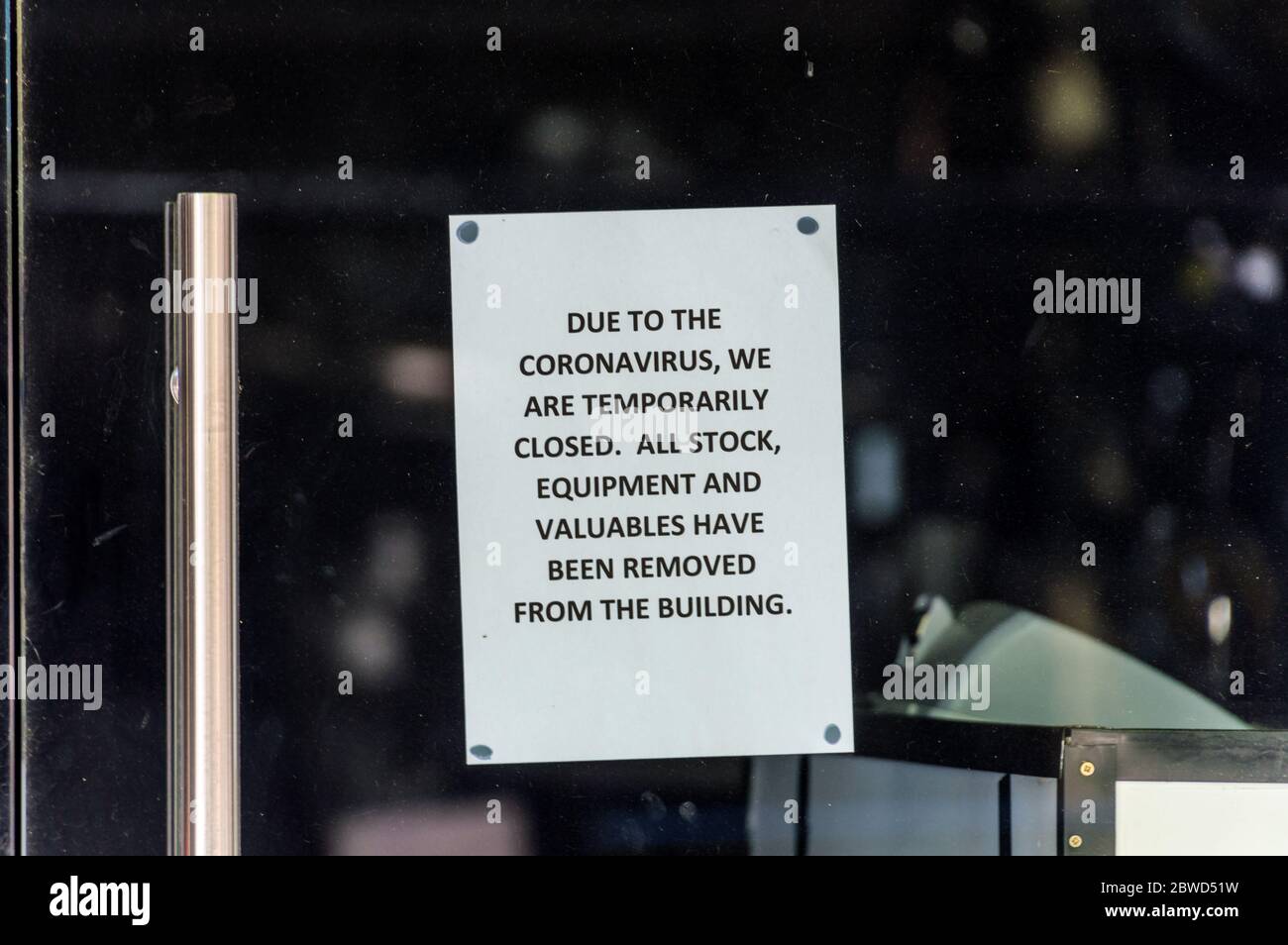Store closed notice hi-res stock photography and images - Alamy