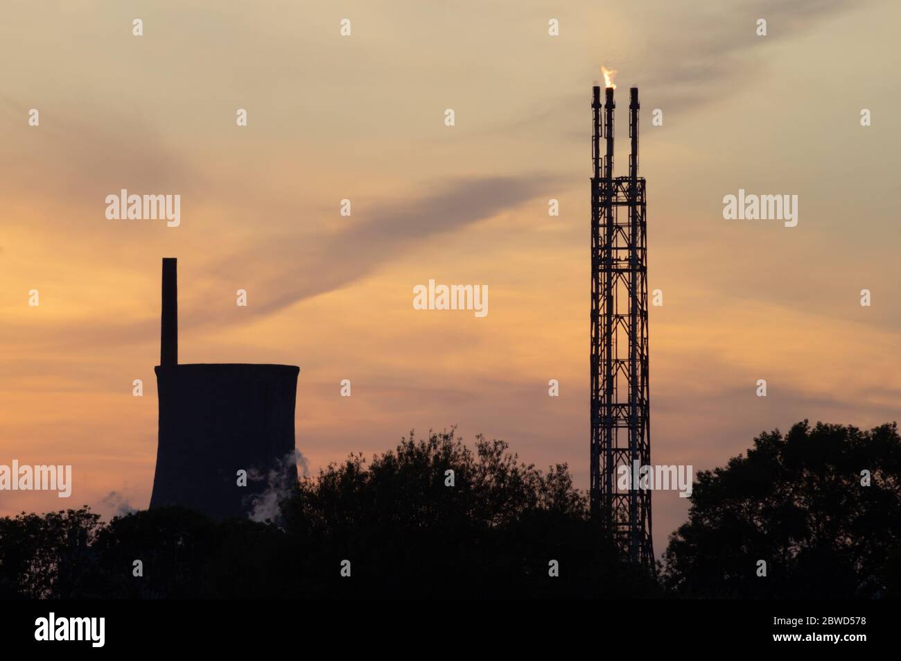Flare stack at Stanlow oil refinery, Ellesmere Port Cheshire UK ...
