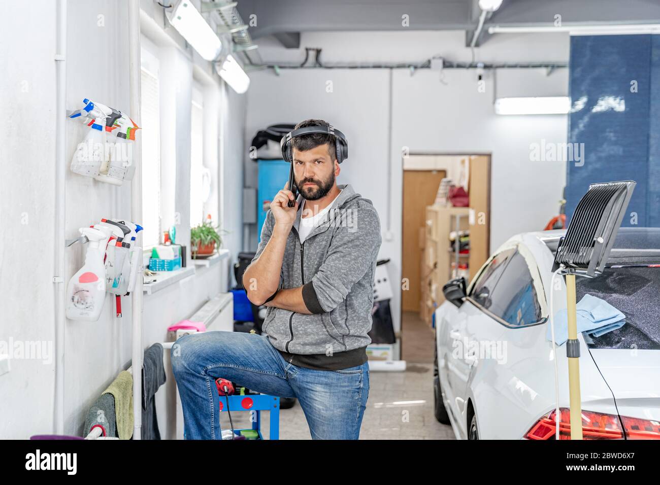 Car mechanic in workshop cleaning hi-res stock photography and images ...