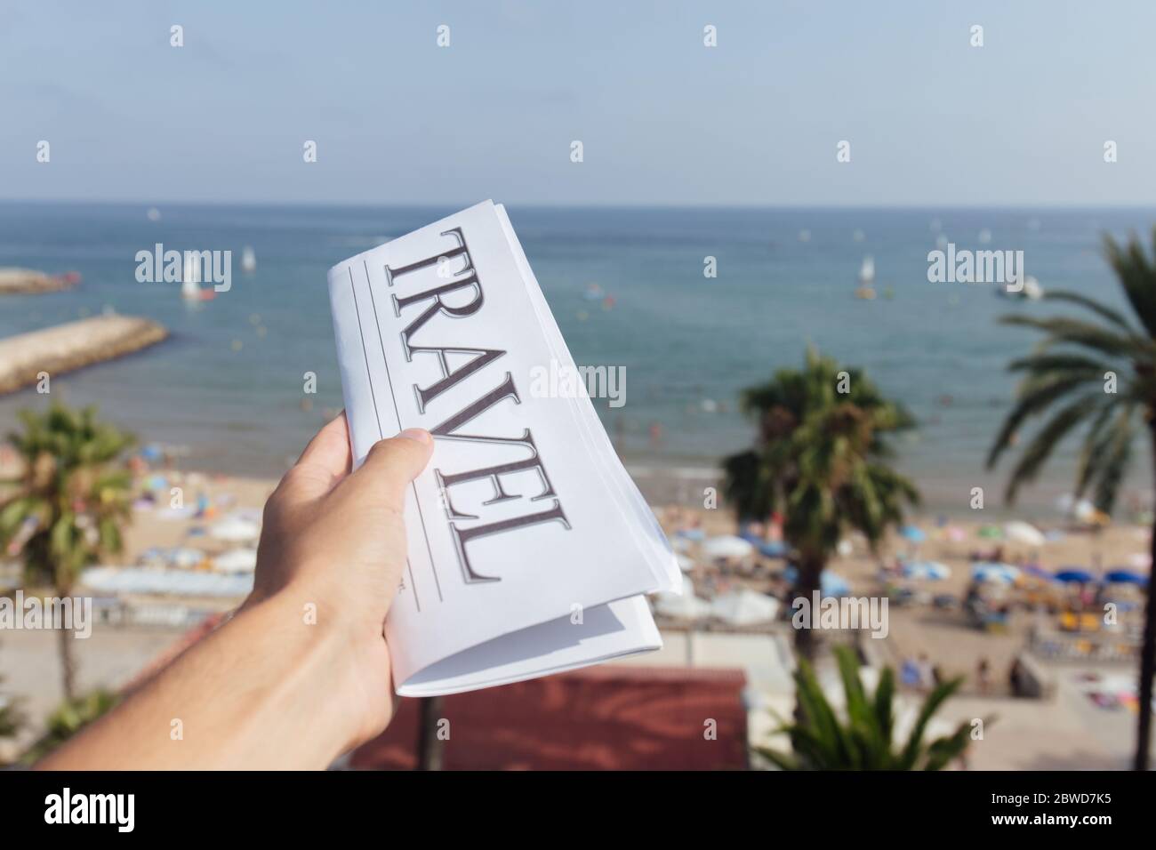 Man newspaper beach hi-res stock photography and images - Alamy