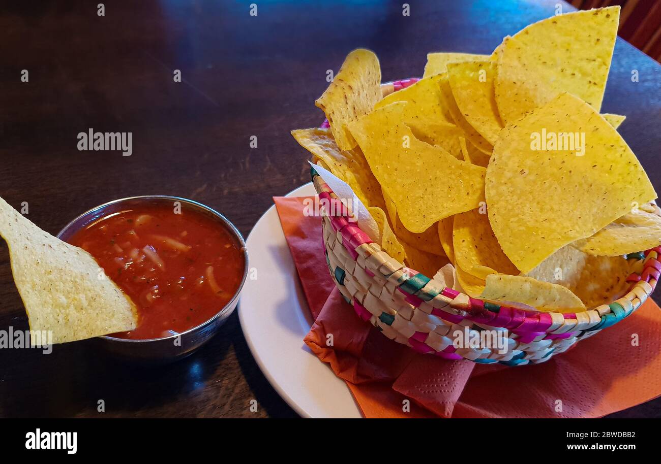 A bowl of Mexican corn chips with salsa Stock Photo - Alamy