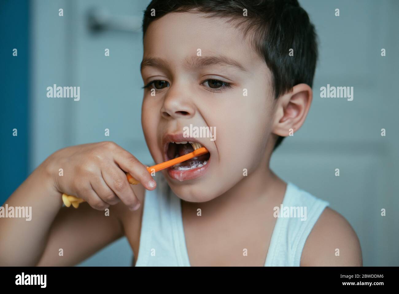 Kid brushing teeth hi-res stock photography and images - Alamy
