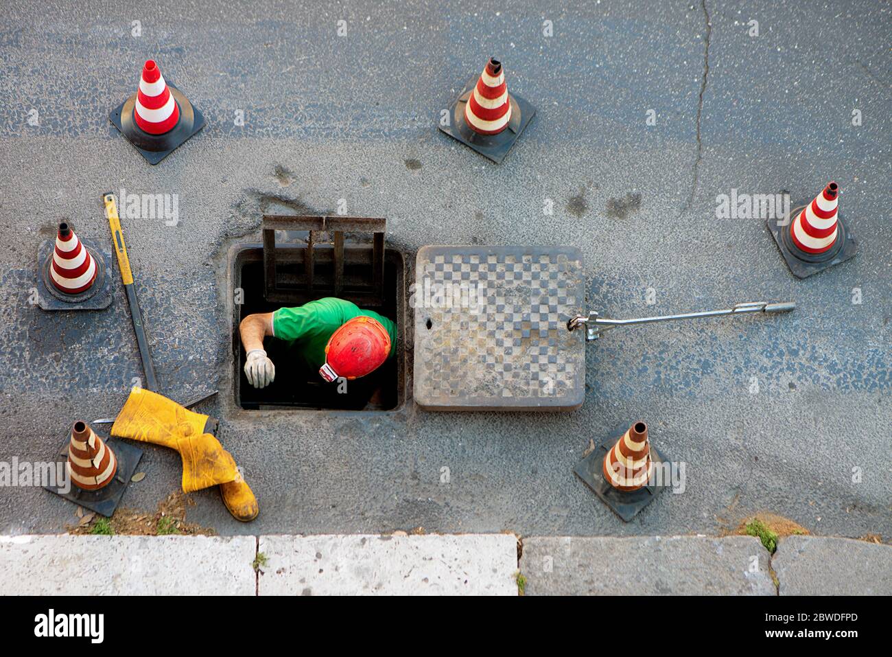 sequence of worker going in the manhole in the street, step 1 to 9 ...