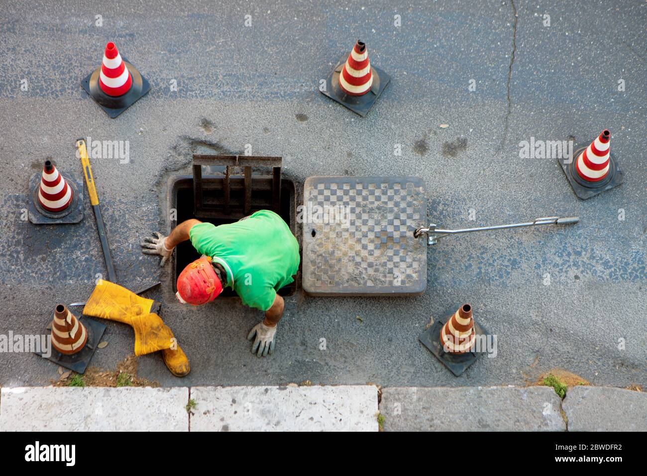 sequence of worker going in the manhole in the street, step 1 to 9 ...