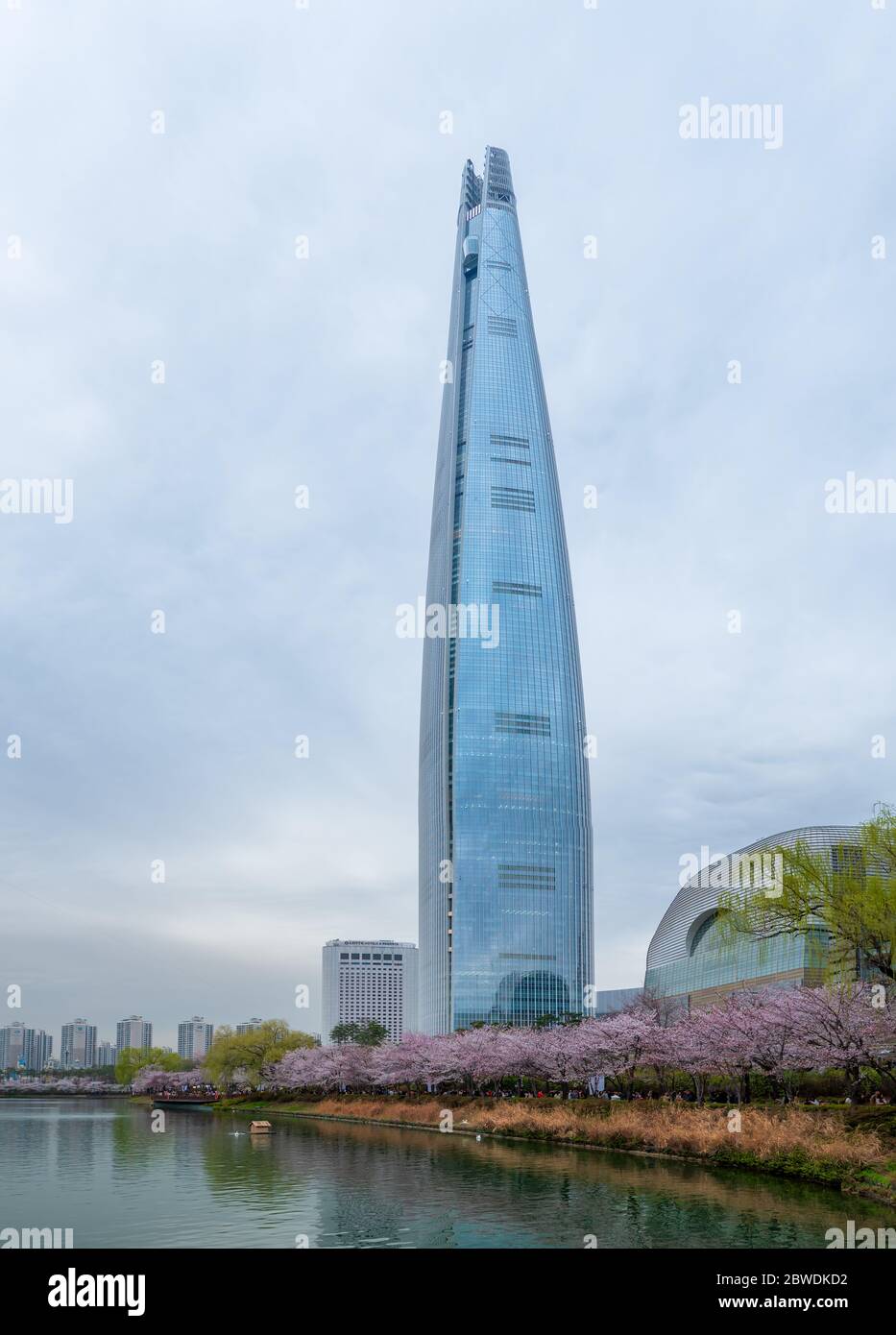 Beatufiul view of modern skyscraper Lotte Tower, the tallest building ...