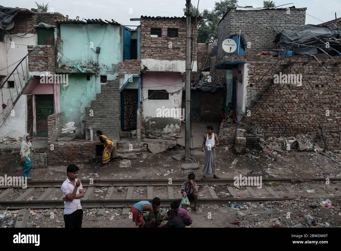 Slums of delhi india hi-res stock photography and images - Alamy