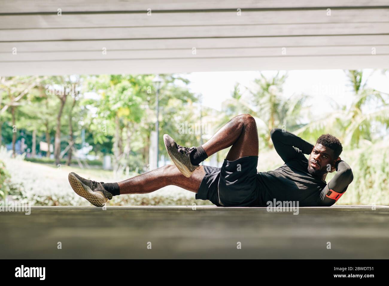 Bicycle crunch man hi-res stock photography and images - Alamy