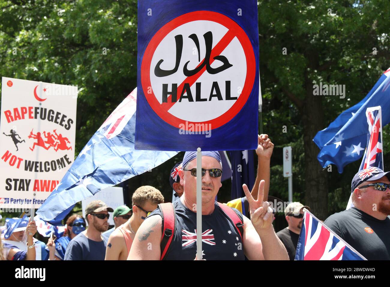 ‘Save our country, save our culture, save our future’ PEGIDA solidarity ...